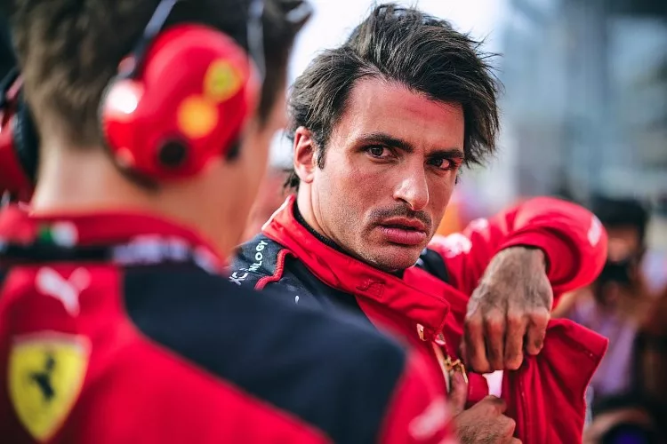 Carlos Sainz “incastrato” nella ragnatela Red Bull - Mercedes