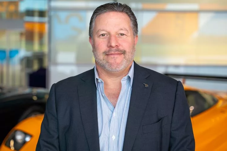 Zak Brown e la regola dei "motori pari" che ha permesso a McLaren di ...