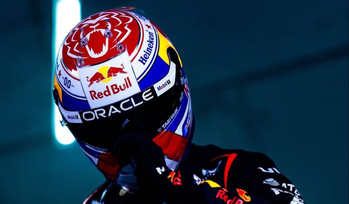 Verstappen apre, Sainz risponde: ecco i caschi 2025 degli alfieri Red Bull e Williams