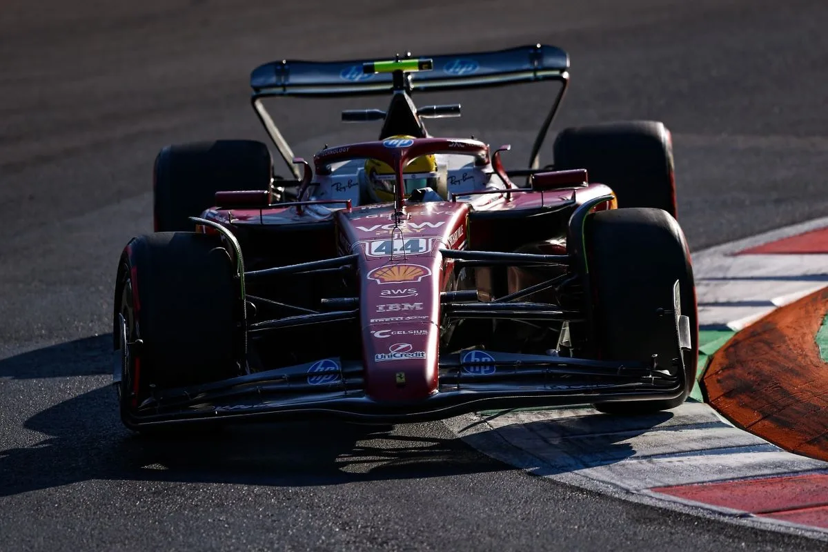 Ferrari - Lewis Hamilton e la tuta rossa: amata ma poco vincente